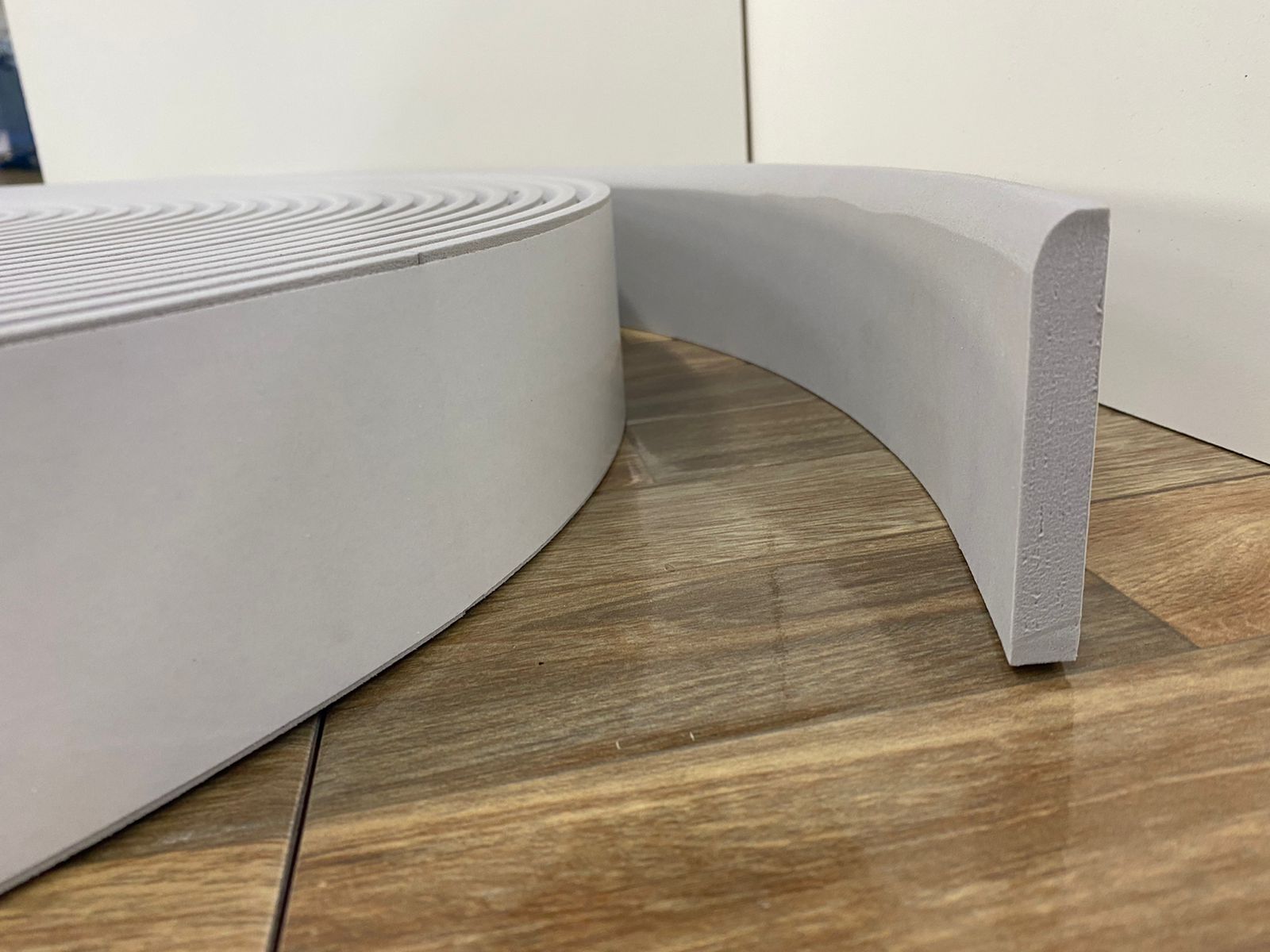 Rodapé Eva Autocolante Flexível Guaratuba 7cm x 1cm Cinza